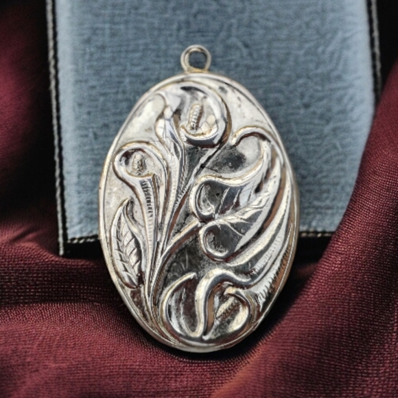 Antique | Jewelry | Antique Art Nouveau Gold Repousse Floral Locket ...